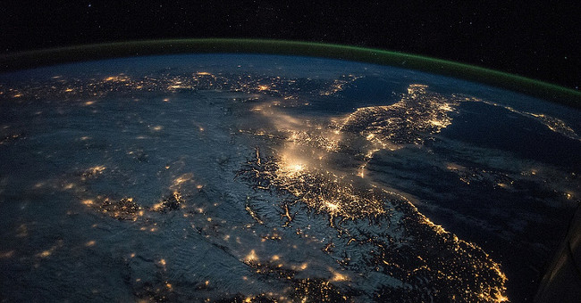 Video Trái Đất đẹp lung linh về đêm được quay từ trạm vũ trụ quốc tế ISS