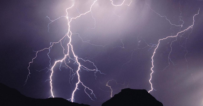 Vì sao sấm sét không làm ảnh hưởng đến máy bay trong khi bay?