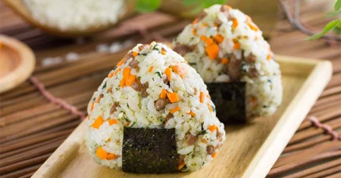 Cách làm cơm nắm chiên cuộn rong biển lạ miệng - QuanTriMang.com
