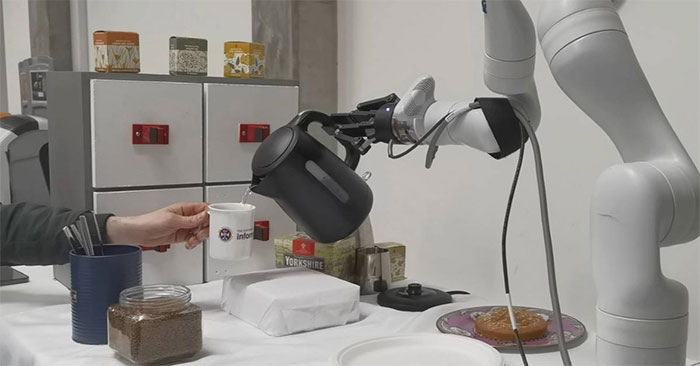 Sinh viên tạo ra cánh tay robot AI có thể pha ca phê “điệu nghệ”